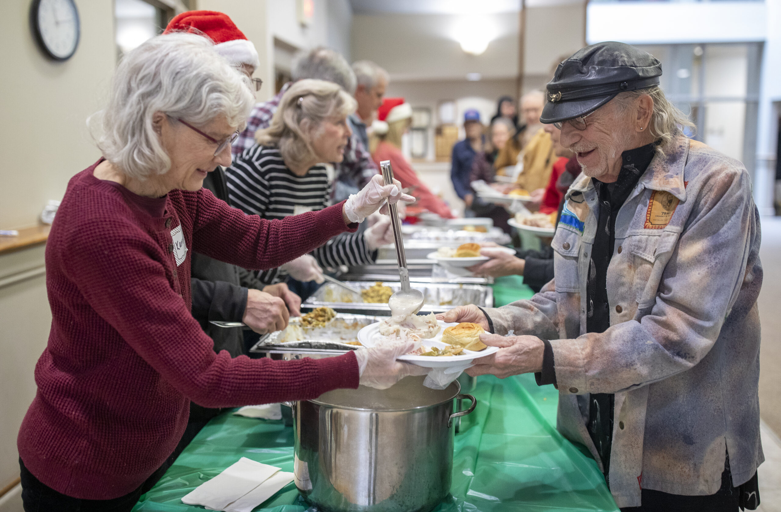 Photos: Volunteers serve more than 1,000 meals at community Christmas ...